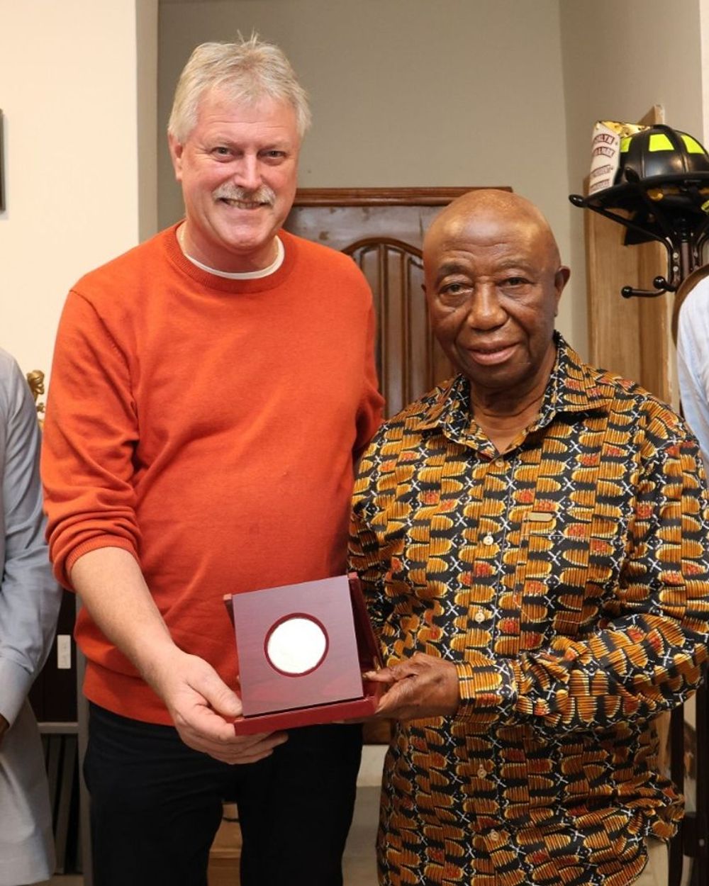 Presidentiële onderscheiding in Liberia voor Twentse hulpverleners Joop ...