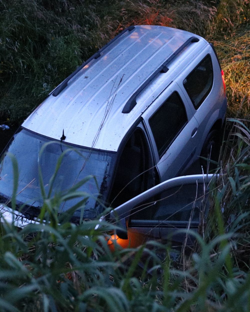 Achtervolging eindigt in sloot, verdachte gebeten door politiehond ...