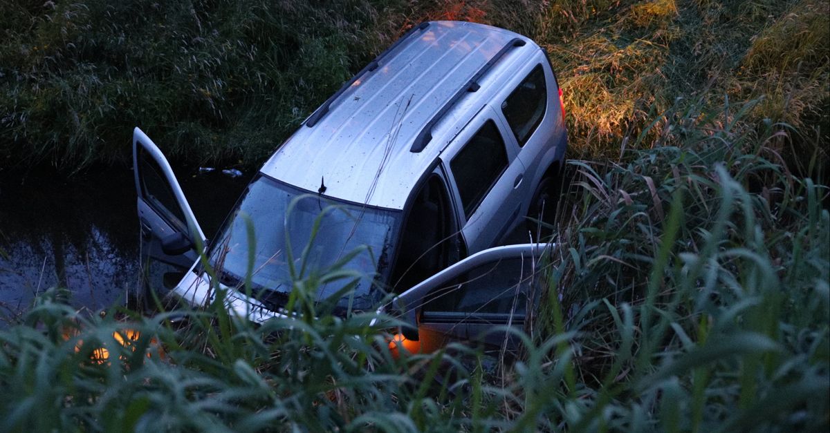 112 nieuws | Auto komt in sloot terecht - Omstanders springen sloot in ...