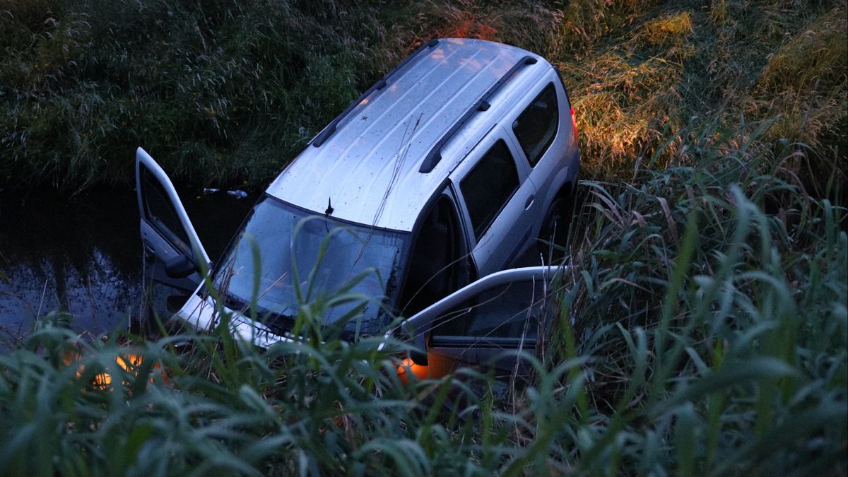 112 nieuws | Auto komt in sloot terecht - Omstanders springen sloot in ...
