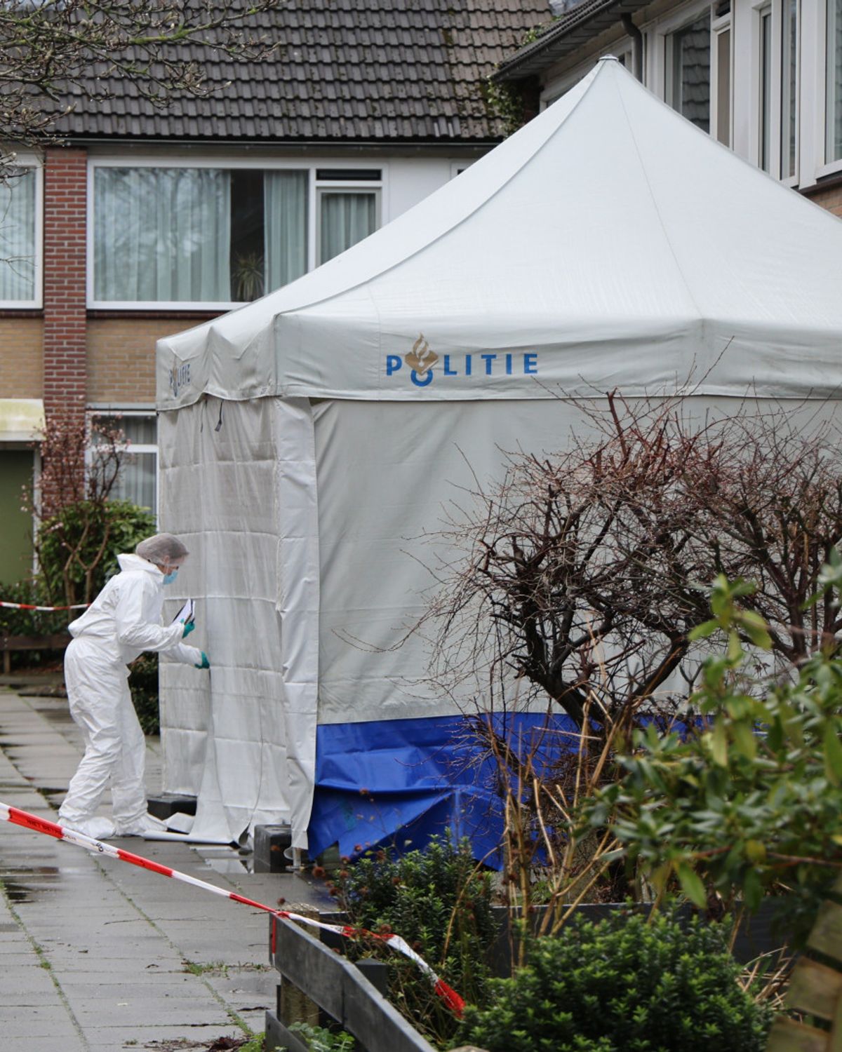 Dode op straat aangetroffen - Omroep West