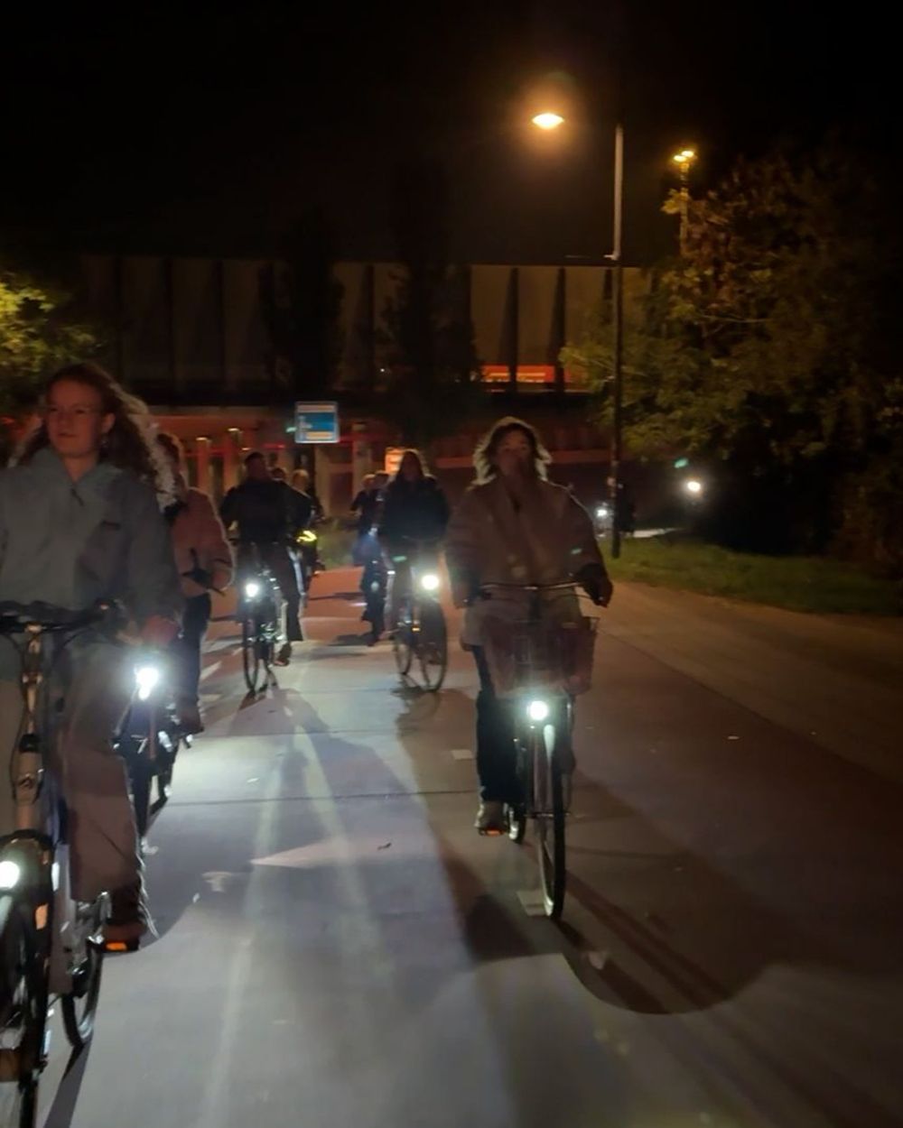 Fietsen langs onveilige plekken: vrouwen eisen de nacht op - Omroep ...