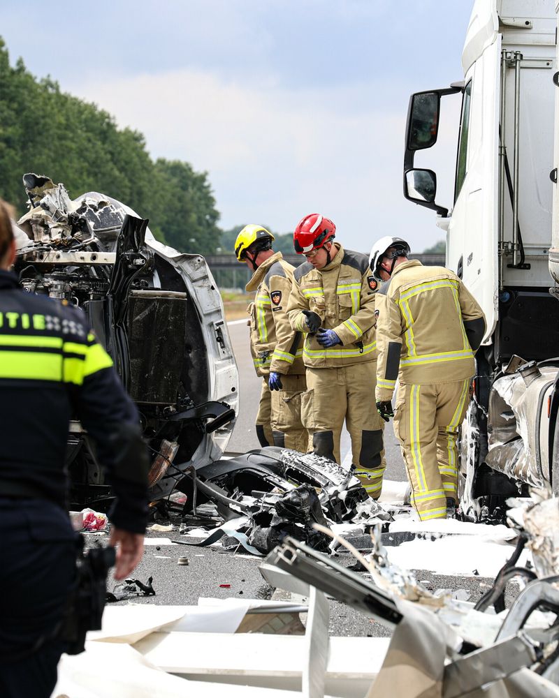 A37 weer open na botsing tussen bestelbus en vrachtwagen - RTV Drenthe