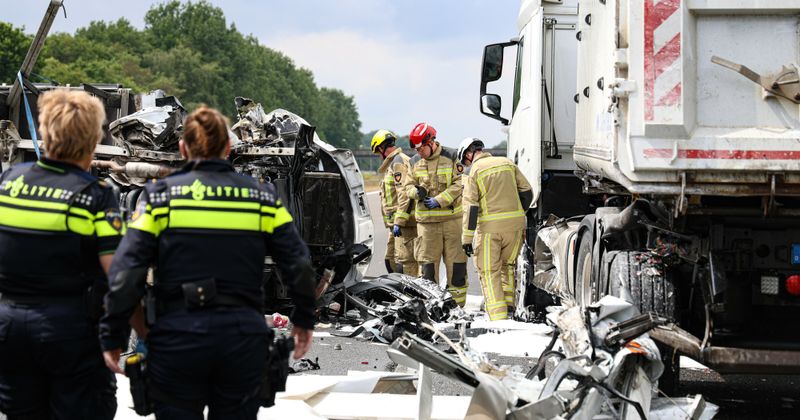 A37 weer open na botsing tussen bestelbus en vrachtwagen - RTV Drenthe