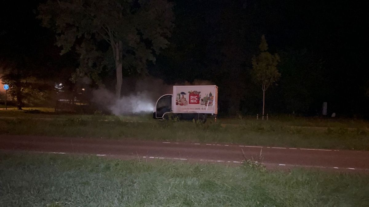 Elektrisch autootje Picnic in brand in Maastricht - L1 Nieuws