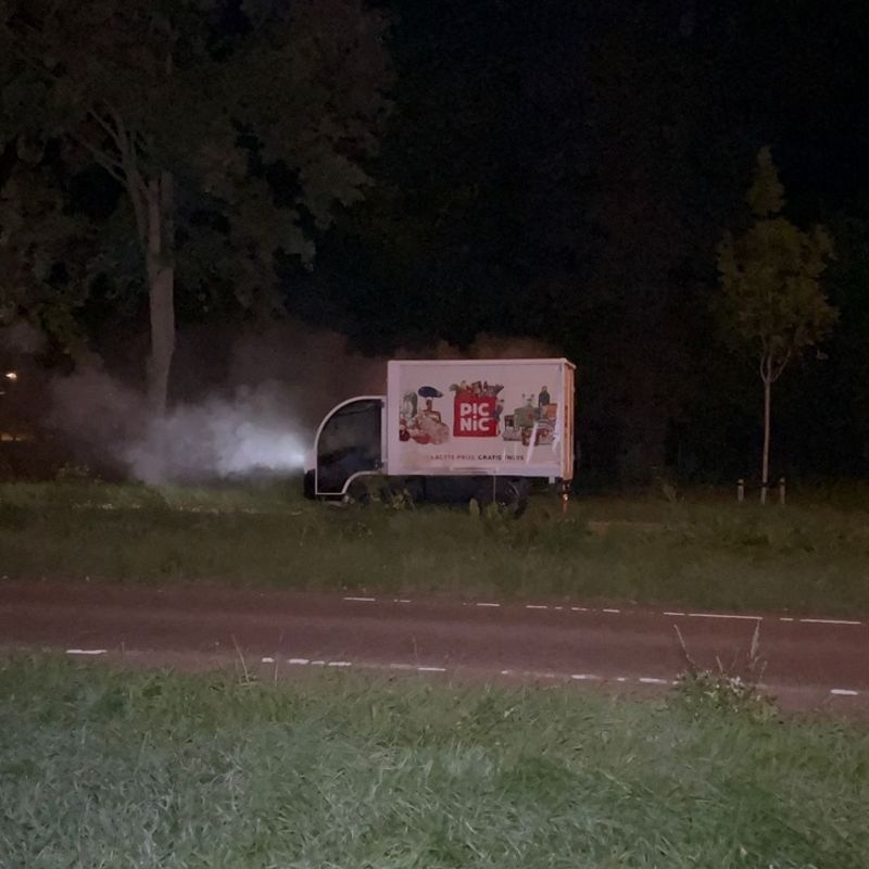 Elektrisch autootje Picnic in brand in Maastricht - L1 Nieuws