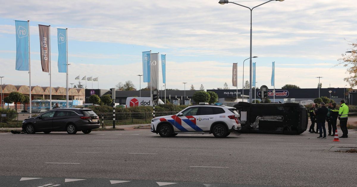 Auto op zijkant na botsing - Omroep Gelderland