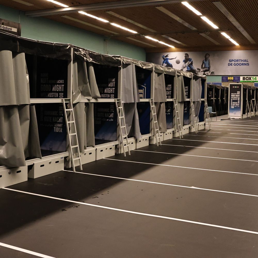 Roden ontving afgelopen nacht 39 asielzoekers uit Ter Apel - RTV Drenthe