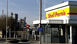 Shell Pernis stoot stof uit - Rijnmond