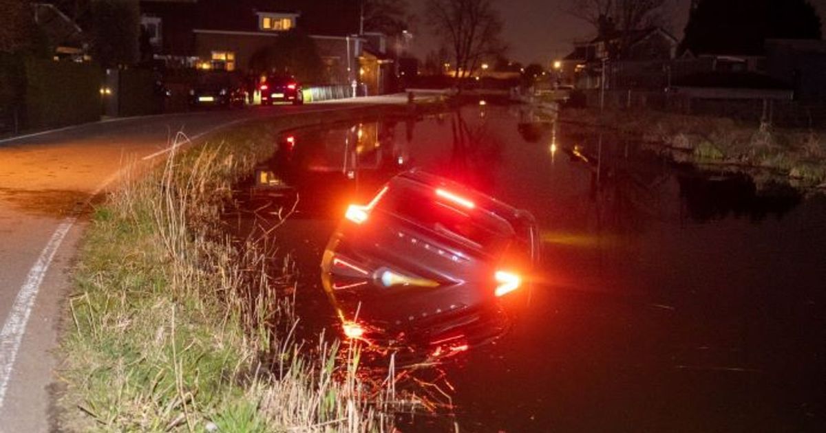 Automobilist rijdt de sloot in | Drugsdealer verstopt cocaïne in ... Automobilist rijdt de sloot in | Drugsdealer verstopt cocaïne in ...