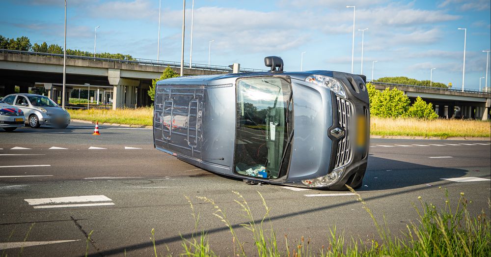 Bestelbus op zijn kant na flinke botsing met auto - Rijnmond