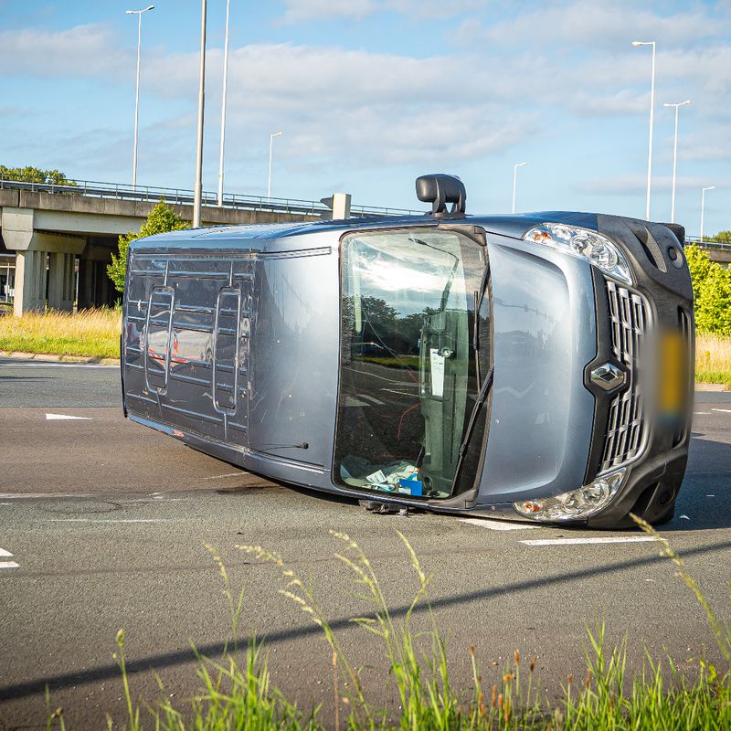 Bestelbus op zijn kant na flinke botsing met auto - Rijnmond