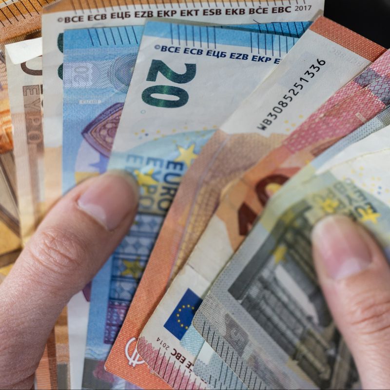 Mensen krijgen onterecht 800 euro, maar teruggeven hoeft niet: 'Dat kun ...