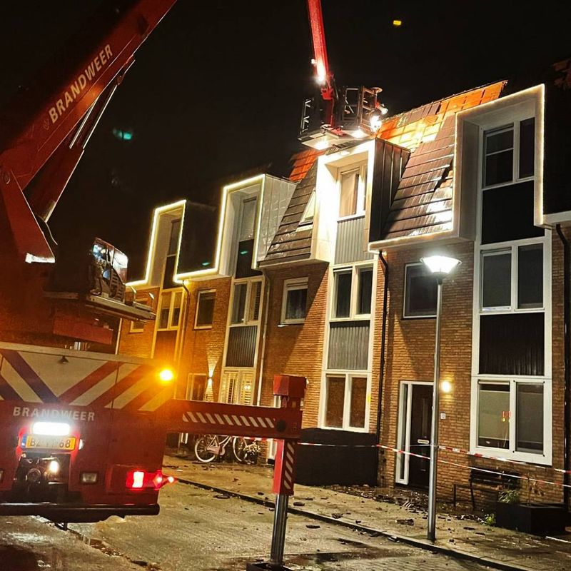 Valwind blaast de dakpannen van het huizenblok waar Rick woont ...