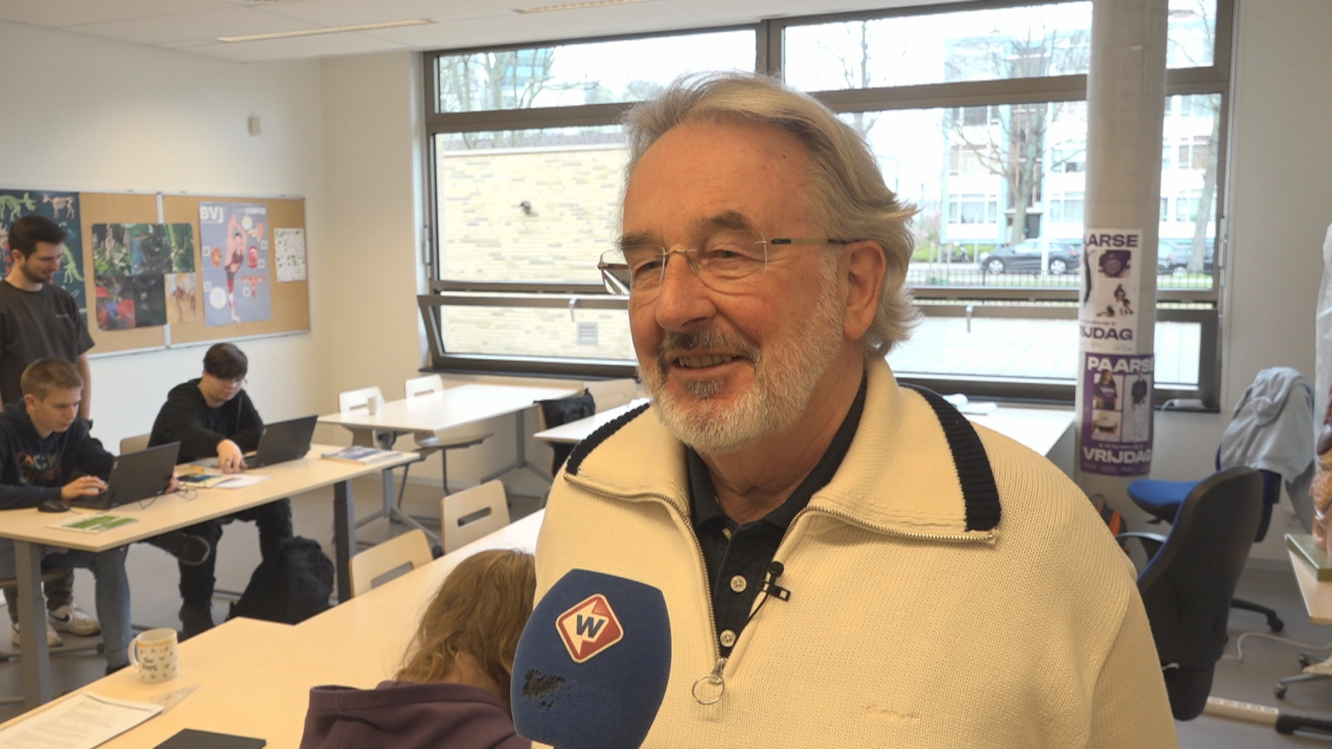 Dirk (73) staat nog steeds voor de klas en denkt niet aan stoppen: 'Zo ...