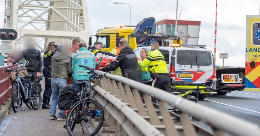 Fietsers naar ziekenhuis nadat sturen in elkaar haken - Rijnmond