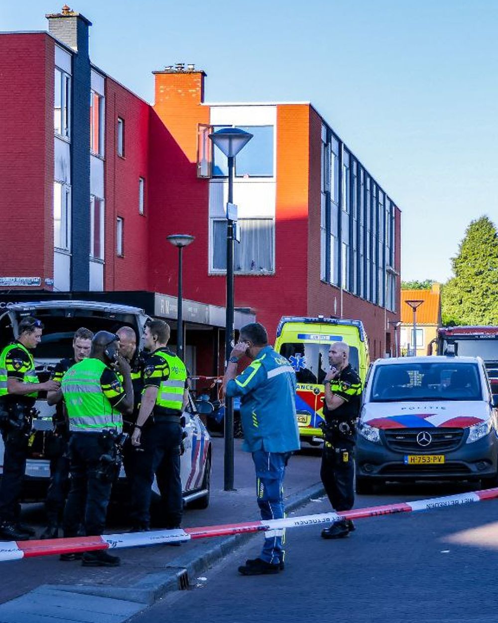 Dode bij incident in Enschede, mogelijk verband met schermutseling aan ...