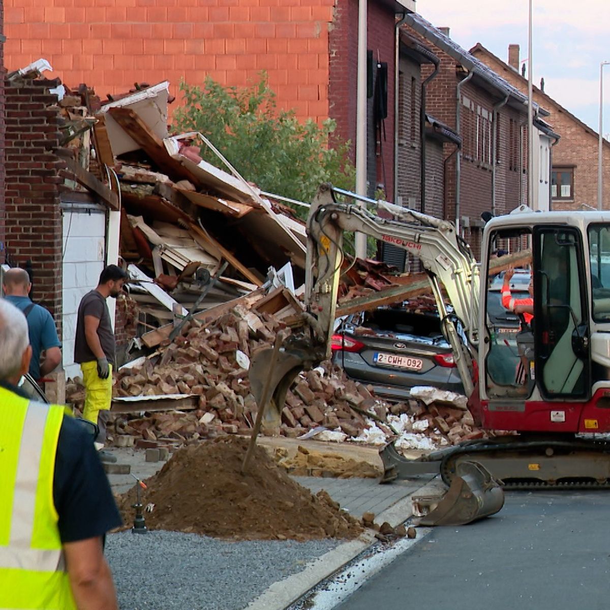 Twee woningen verwoest bij ontploffing in Maasmechelen: lichaam onder ...
