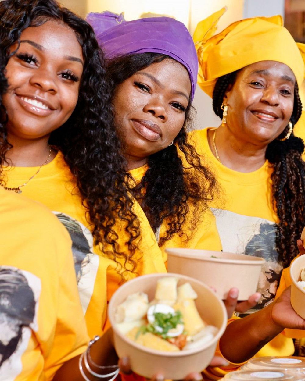 Gratis Surinaamse maaltijden uitgedeeld vanwege Keti Koti: 'Zit te ...