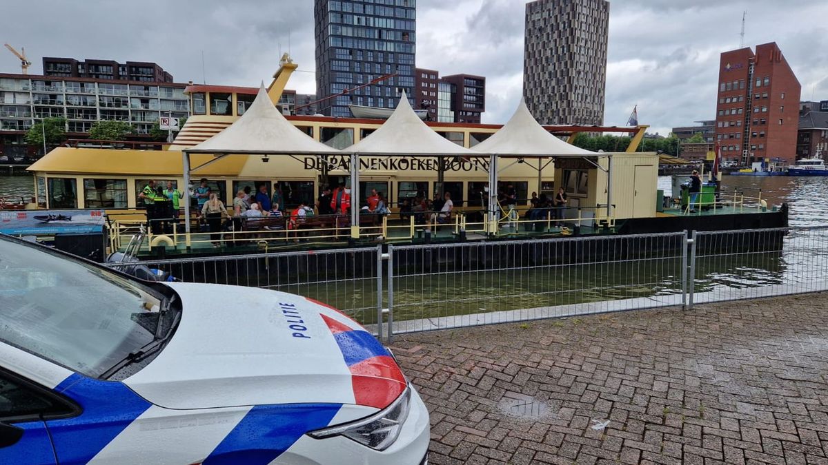Pannenkoekenboot vaart met 'harde knal' tegen kade, 12 gewonden - Rijnmond