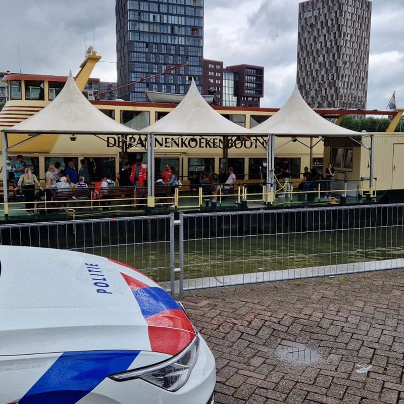 Pannenkoekenboot vaart met 'harde knal' tegen kade, 12 gewonden - Rijnmond