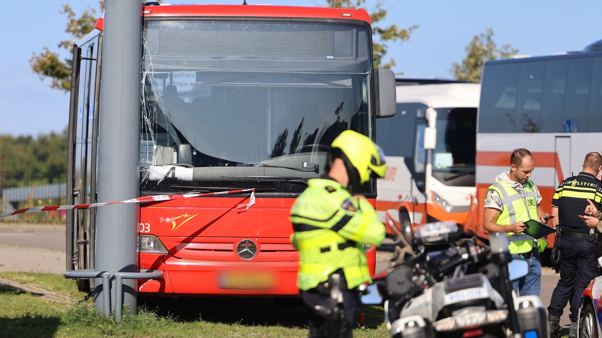 Ongeval met bus op parkeerplaats pretpark: twee kinderen gewond ...