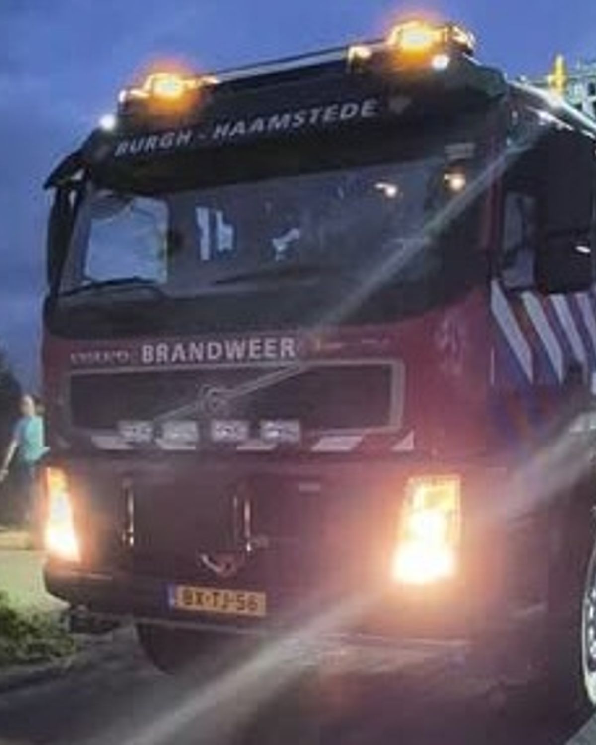 Toevallige voorbijgangers spotten persoon die al urenlang vastzit op ...