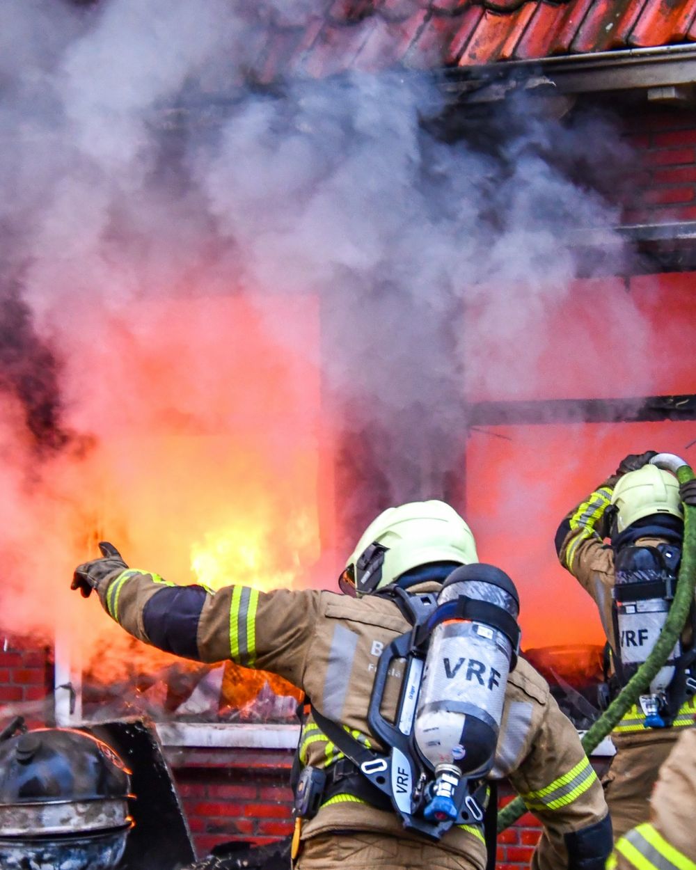 Veel rook bij uitslaande brand in woning aan de Trompstraat in ...