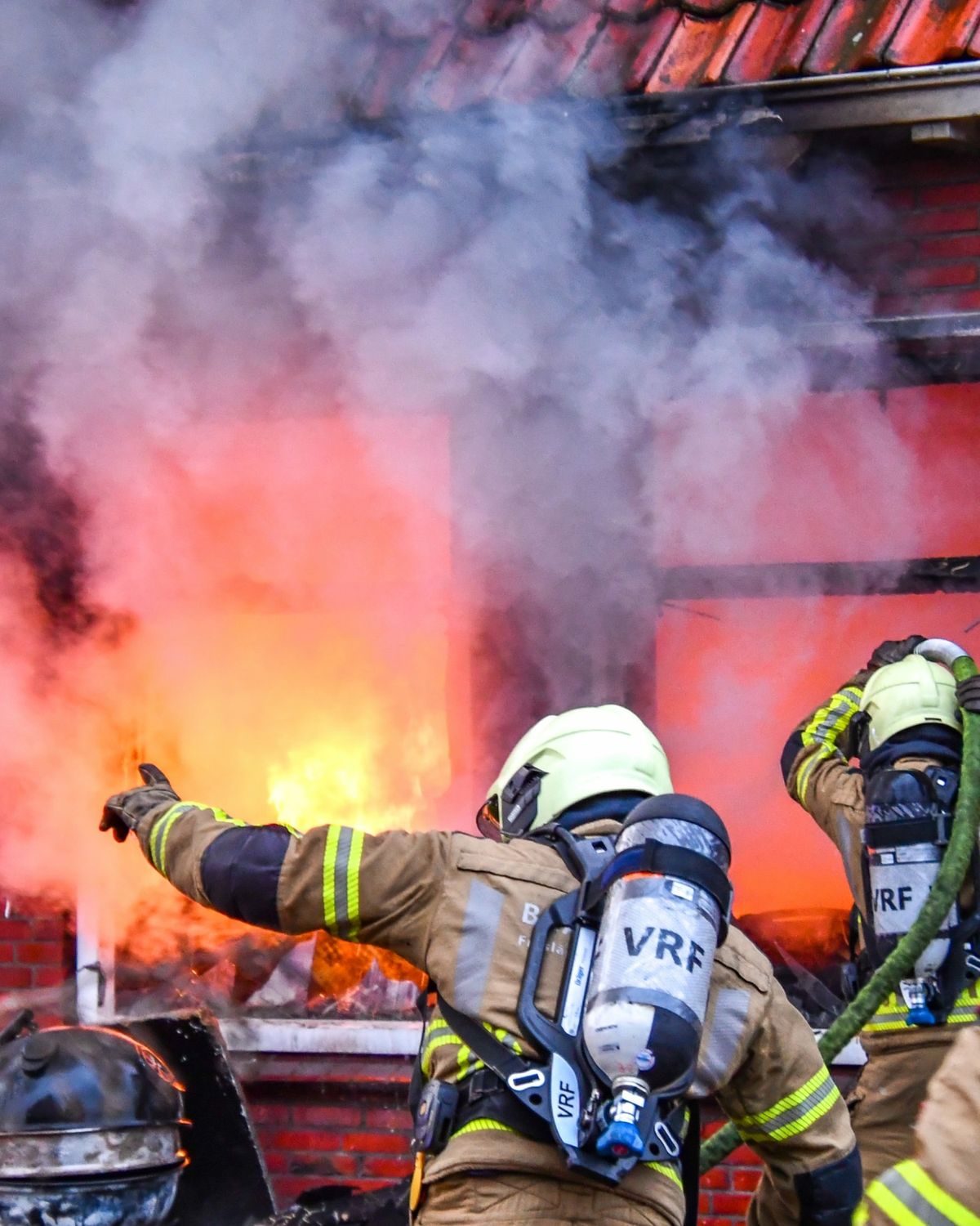 Veel rook bij uitslaande brand in woning aan de Trompstraat in ...