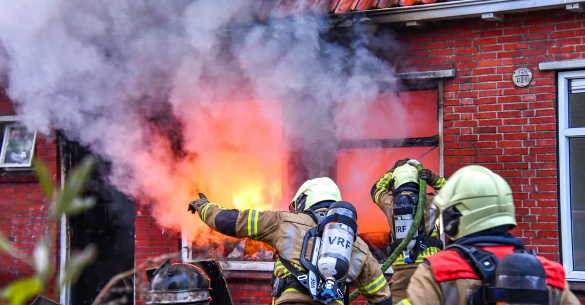 Veel rook bij uitslaande brand in woning aan de Trompstraat in ...