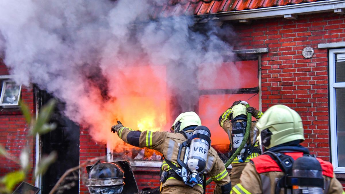 Veel rook bij uitslaande brand in woning aan de Trompstraat in ...