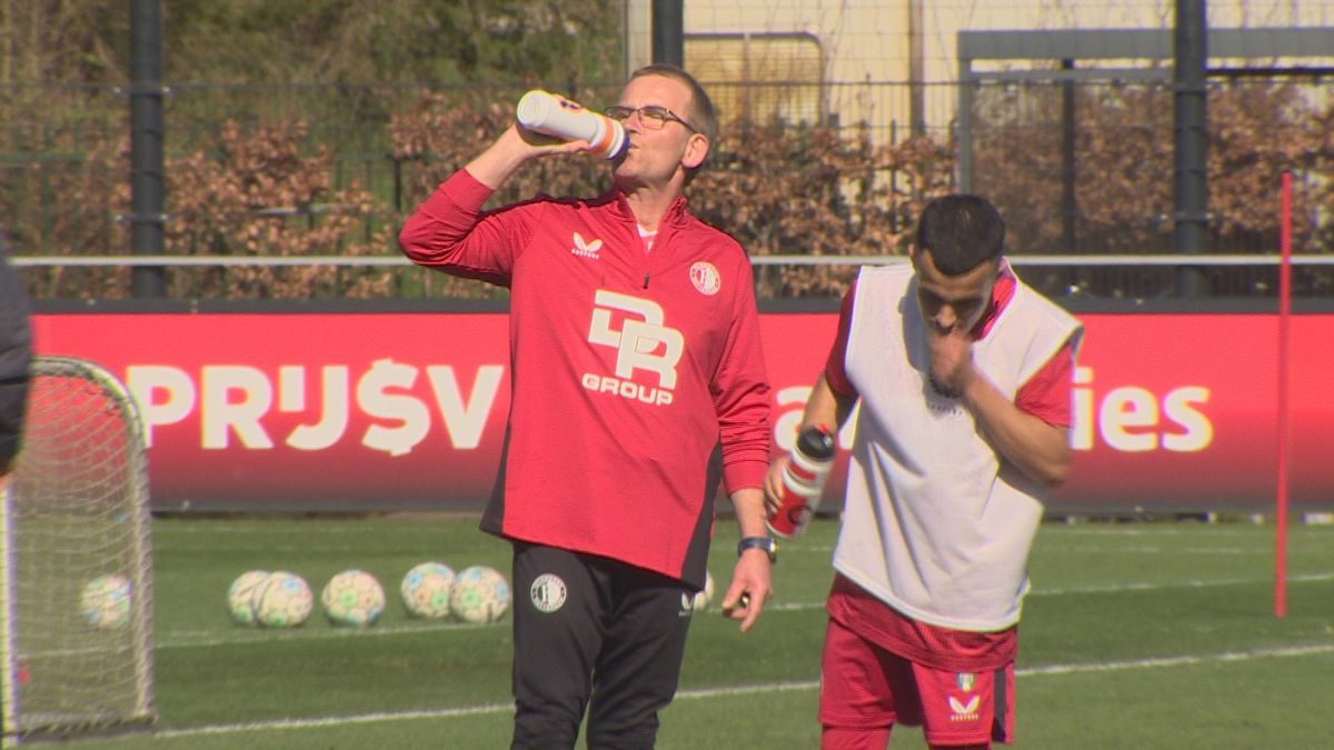 Klaas (54) traint mee met Feyenoord: 'Echt de mooiste dag van mijn leven' - Rijnmond