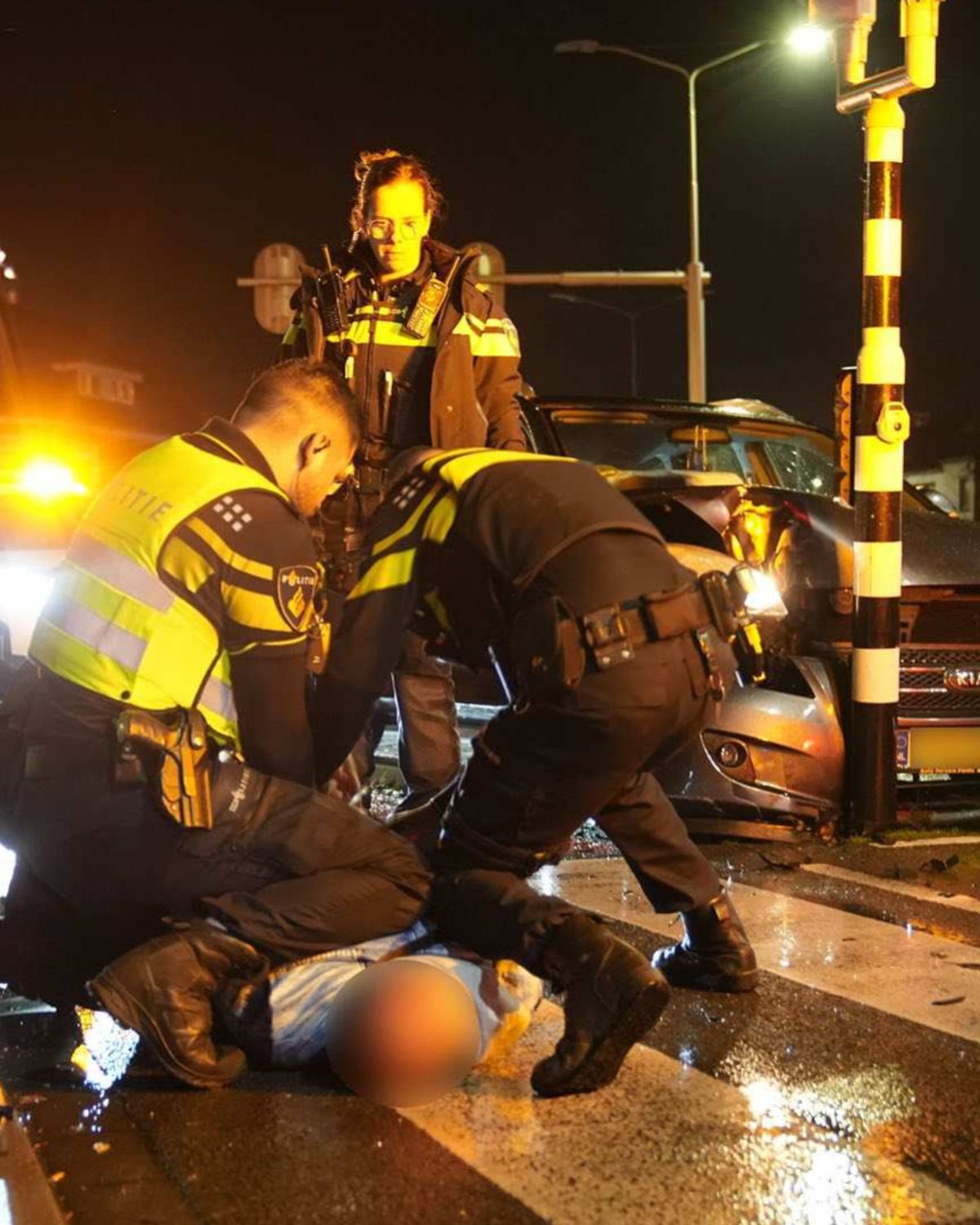 Bestuurder rijdt tegen verkeerslicht, bedreigt omstander en verzet zich ...
