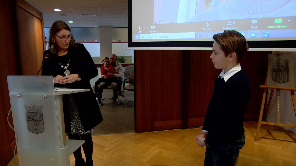 Weledelgestrenge heer Boaz van Hout eerste kinderburgemeester van Reimerswaal - Omroep Zeeland