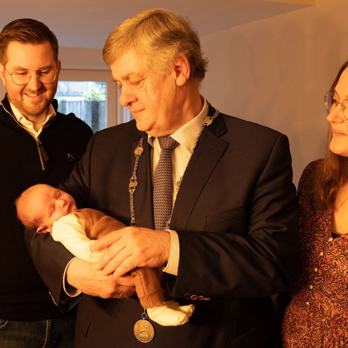 Geboorte van baby Benjamin heeft politieke gevolgen - Omroep Gelderland