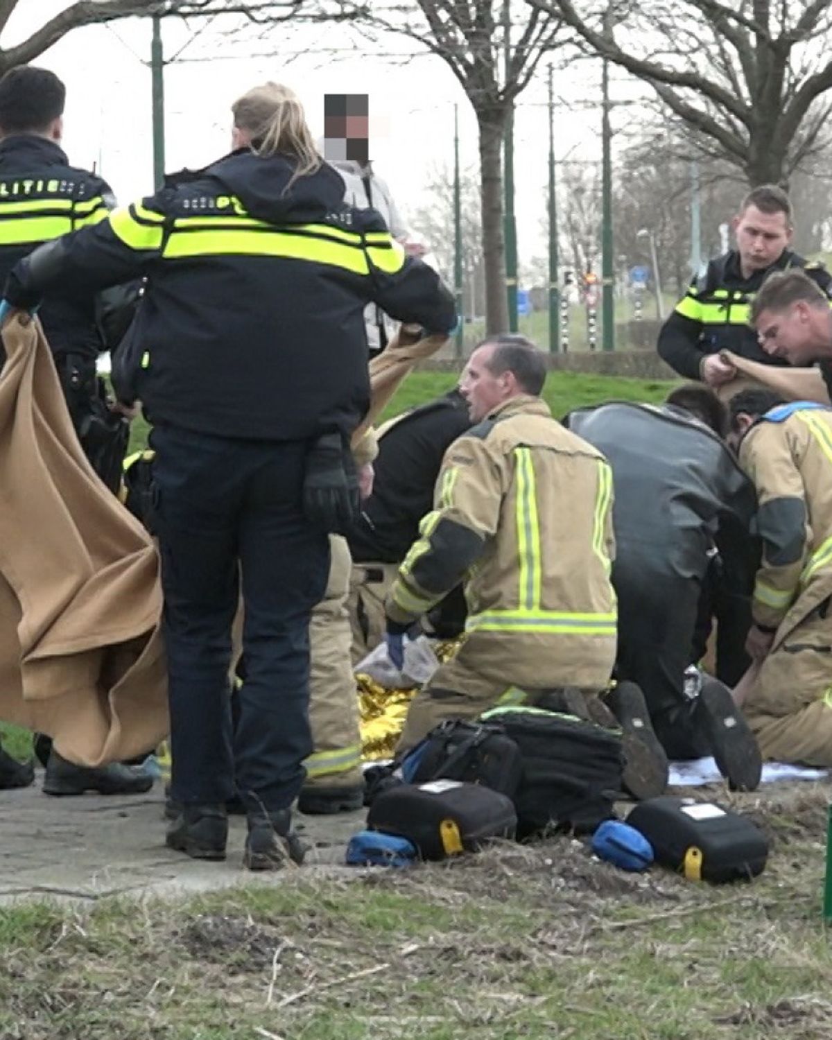 Tim (16) redt bejaarde vrouw uit koude sloot: 'Heeft zeker paar minuten ...