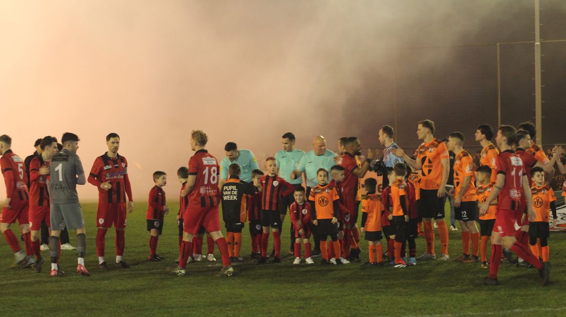 Bekijk de spectaculaire 'Slag om de vijver' tussen Terneuzense Boys en Terneuzen - Omroep Zeeland