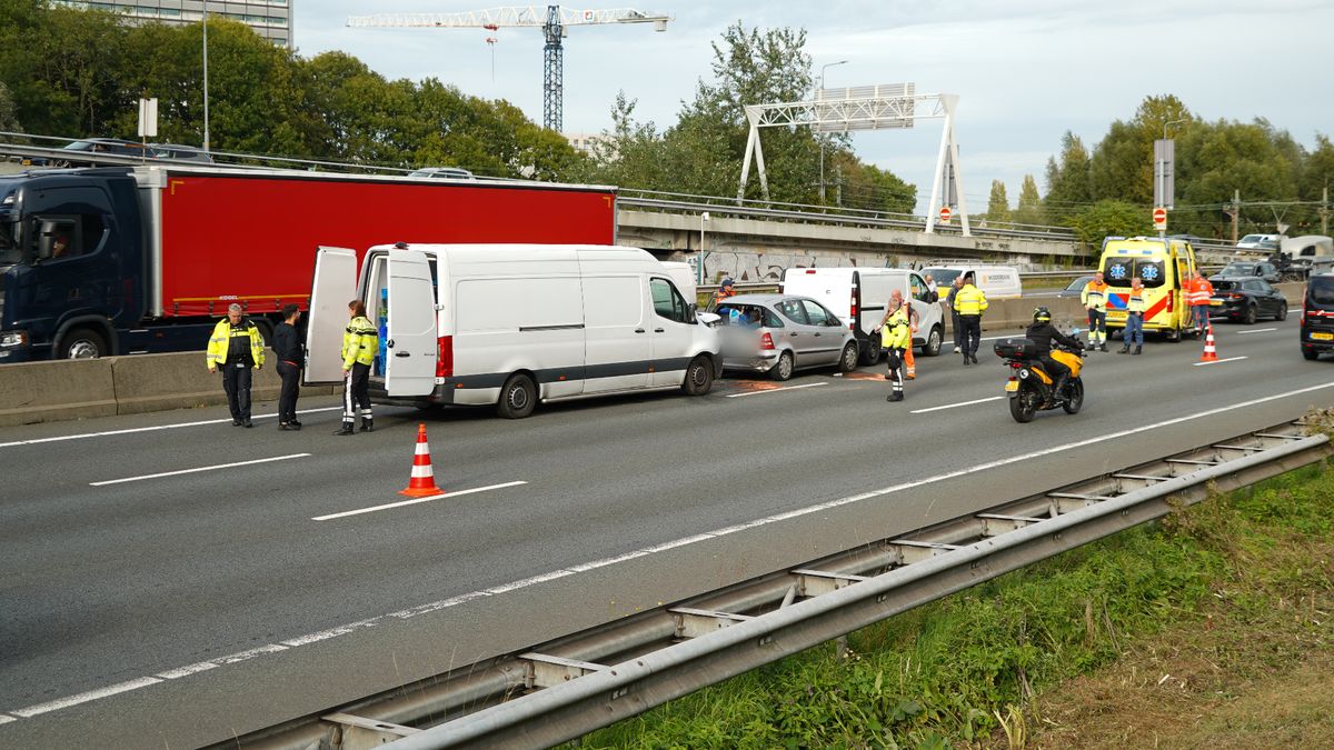 Twee rijstroken weer open na kettingbotsing - Rijnmond