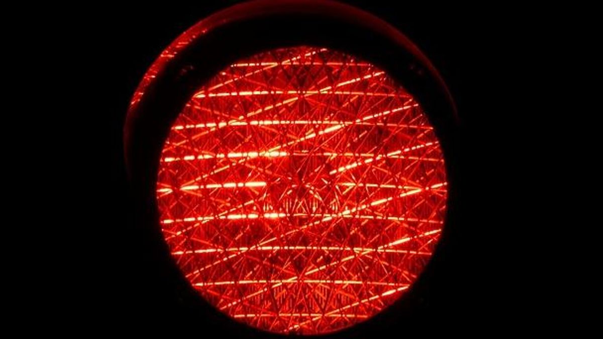 Automobilist rijdt door rood licht: tiener gewond - Rijnmond