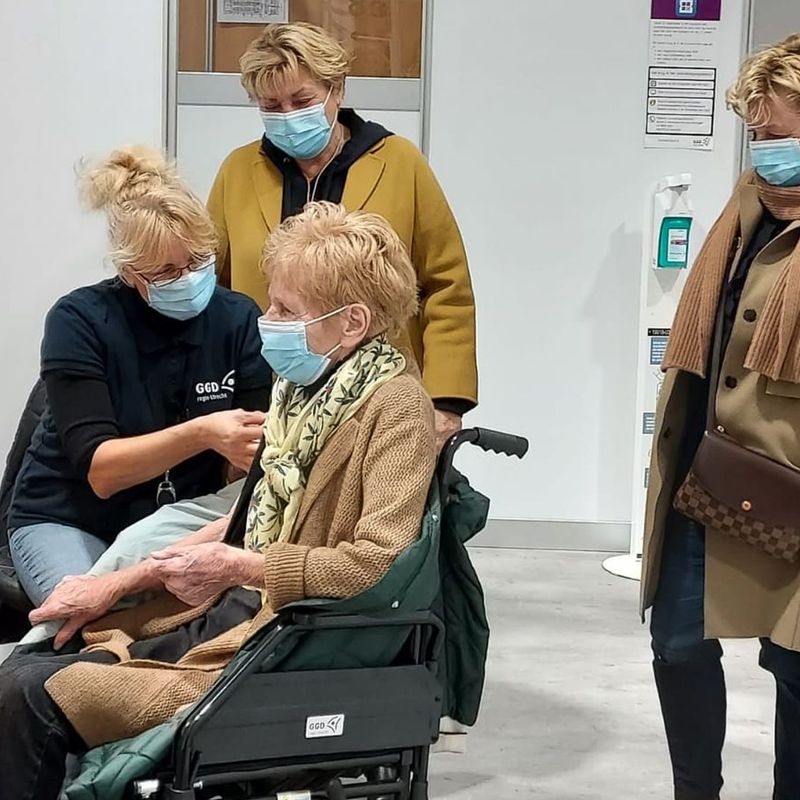 GGD sluit test- en vaccinatielocatie in Utrecht vanwege de hitte - RTV ...