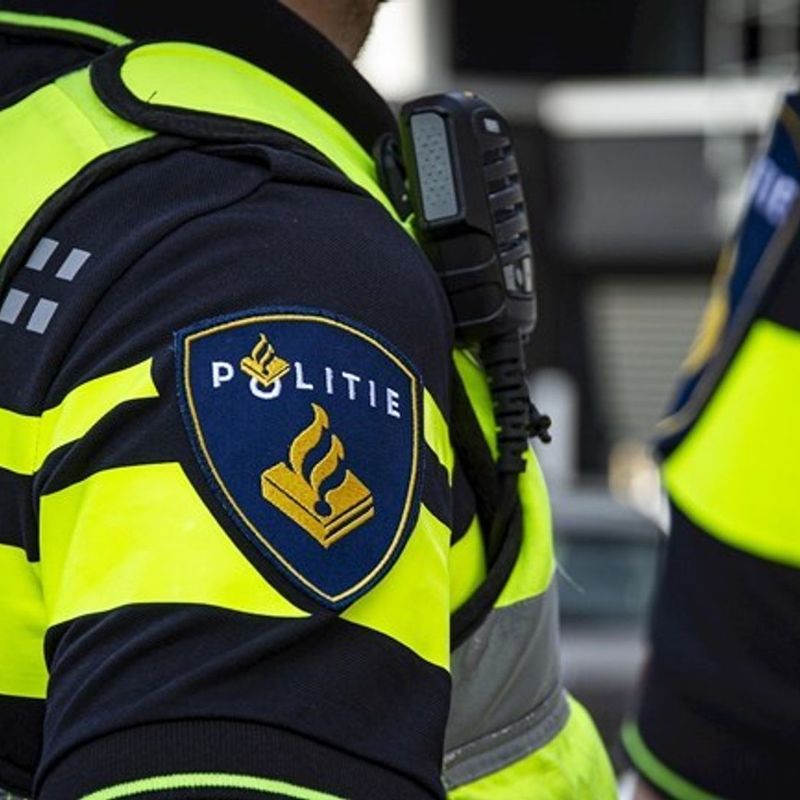 Wapens aangetroffen in woning Deventer: drie aanhoudingen - Oost