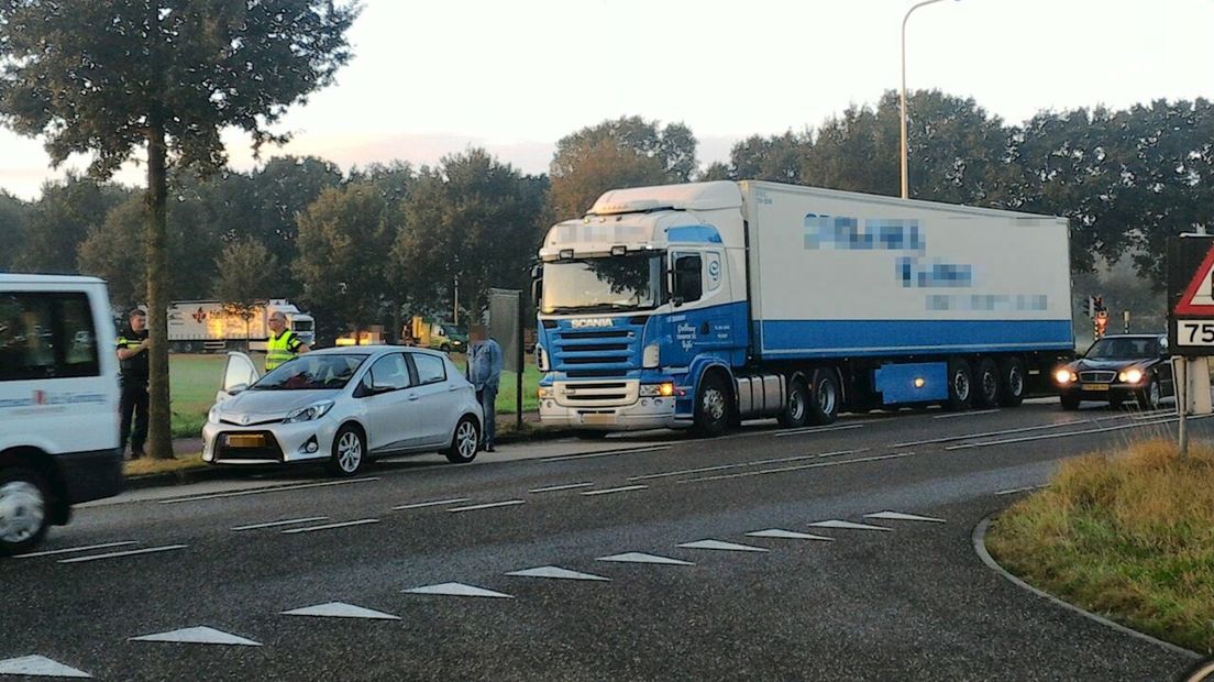 Vrachtwagen botst achterop auto op kruispunt Bos in Raalte - Oost Vrachtwagen botst achterop auto op kruispunt Bos in Raalte - Oost