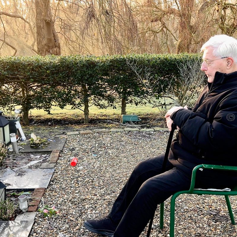 Deze speciale trooststoel brengt Ben dichter bij het graf van zijn ...