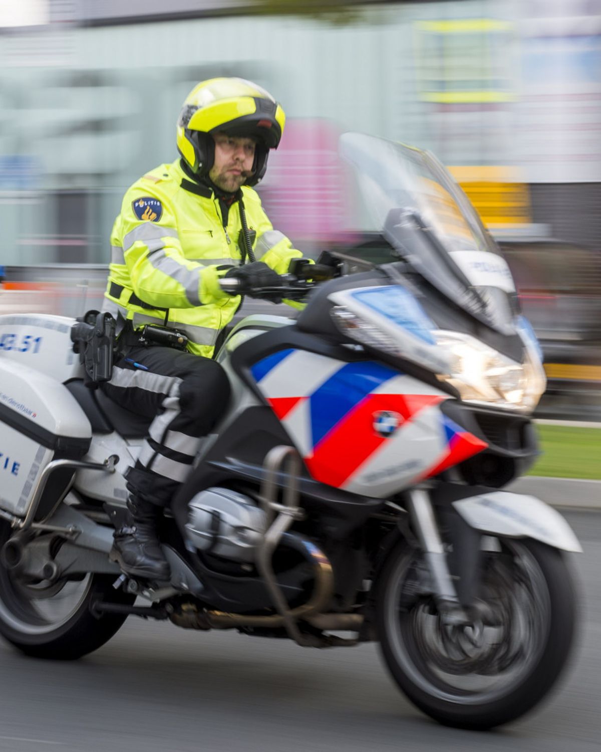Man scheurt door stad en rijdt motoragent aan, twee jaar celstraf ...