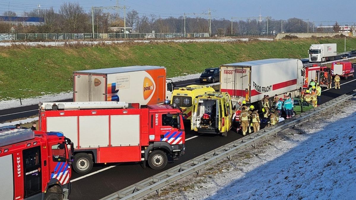 A73 dicht vanwege ernstig ongeval met auto en vrachtwagen - L1 Nieuws