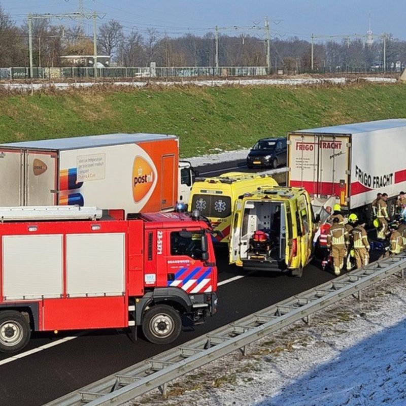 A73 dicht vanwege ernstig ongeval met auto en vrachtwagen - L1 Nieuws