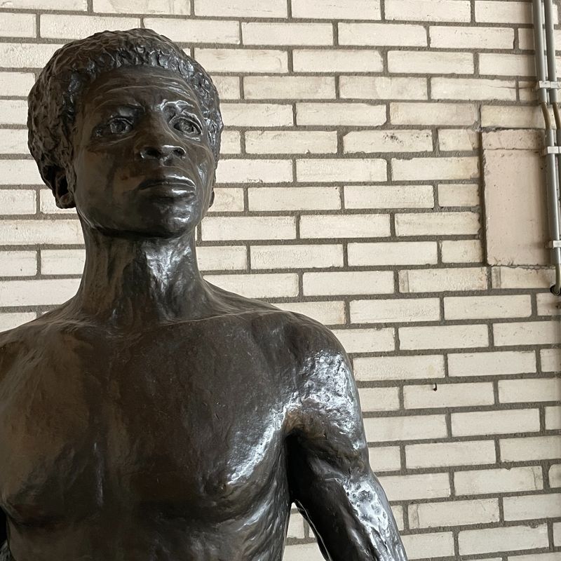 ‘Racistisch beeld’ van slavenleider Tula gaat toch niet naar Curaçao ...