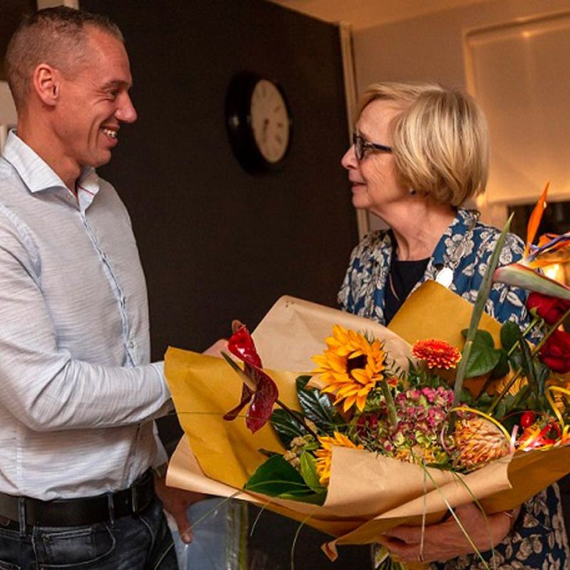 Held Ron krijgt bloemetje van burgemeester na redden 3-jarig meisje ...