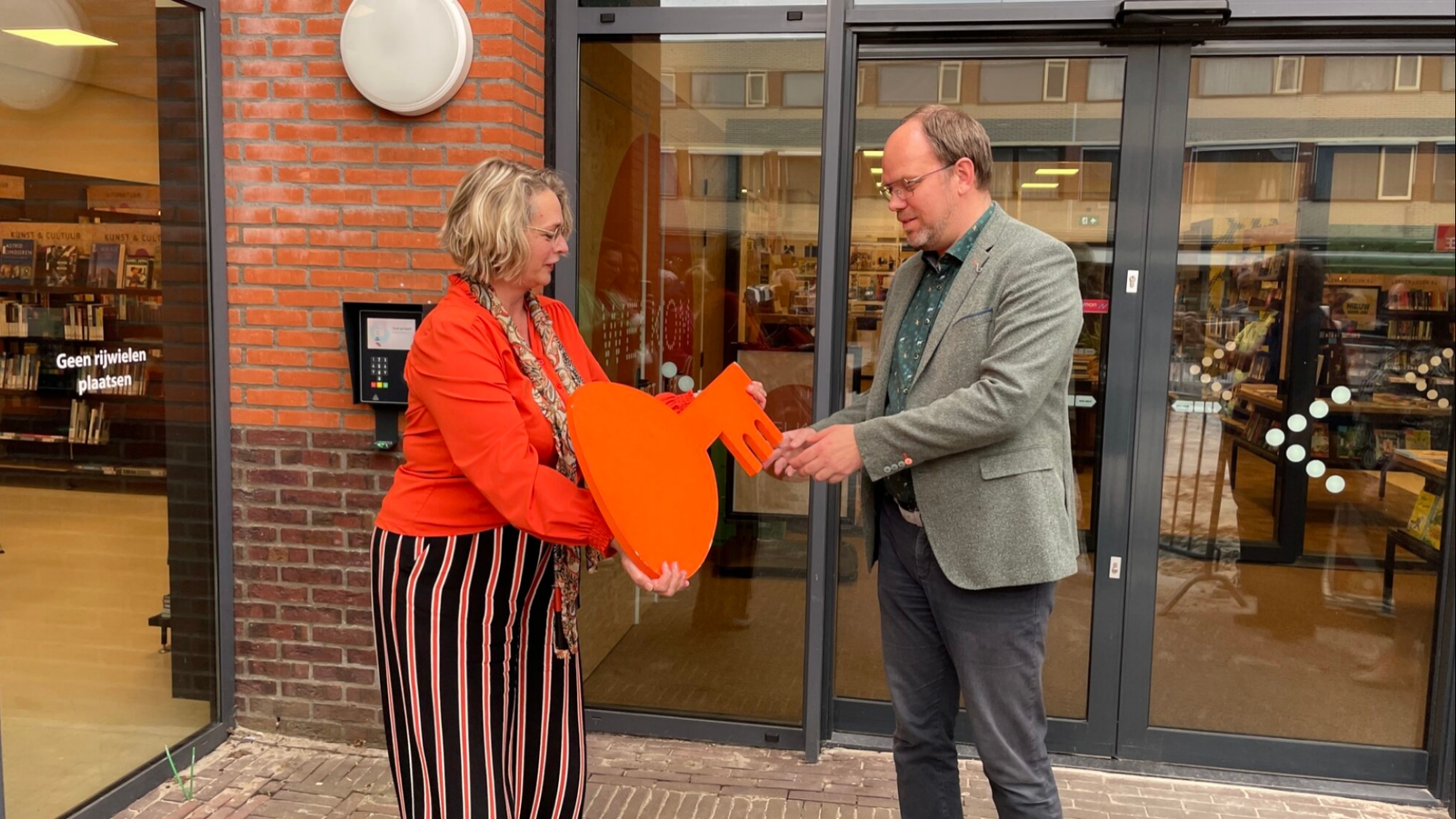 Bieb in Uithuizen na sluitingstijd open voor leden: 'We hebben ...