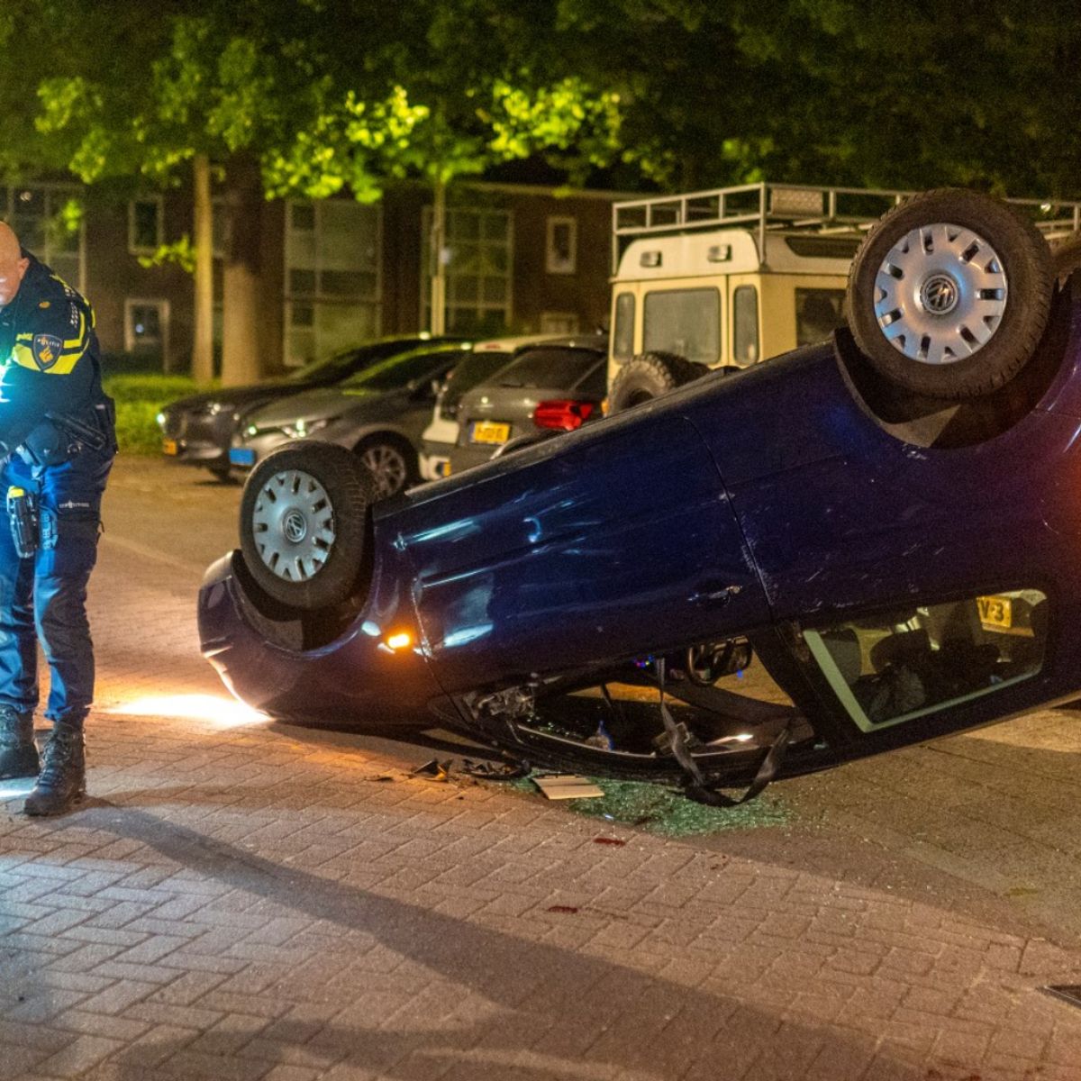 Auto over de kop geslagen, bestuurder onder invloed - Rijnmond